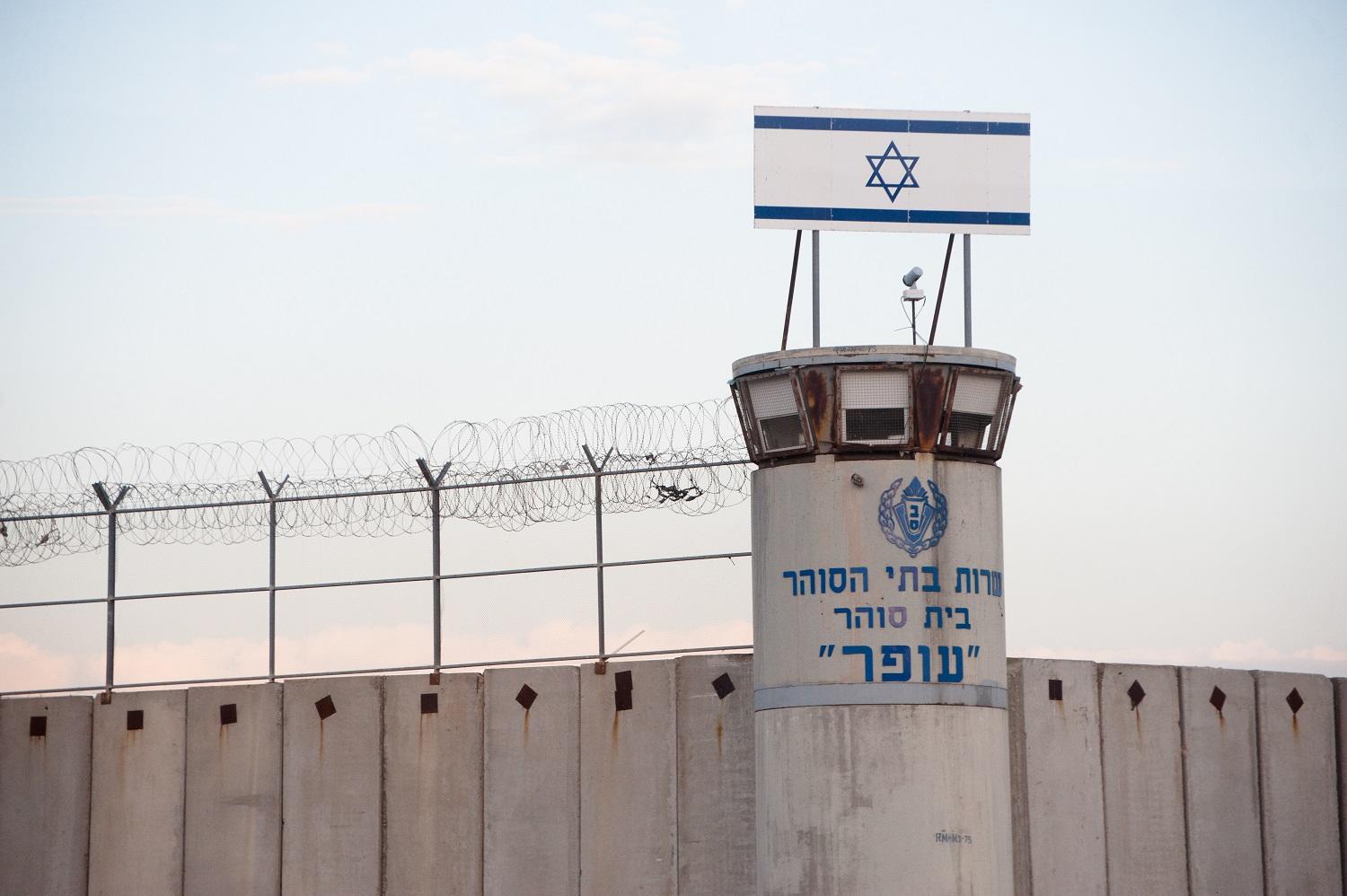 أسير فلسطيني يدخل عامه الـ 17 في سجون الاحتلال