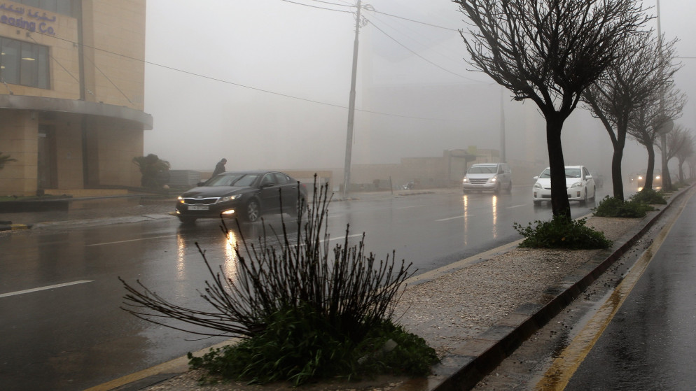 أجواء باردة وهطول زخات من المطر الجمعة