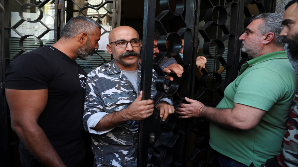 جمعية المصارف اللبنانية تقول إنها ستبقي أبوابها مغلقة بعد سلسلة من