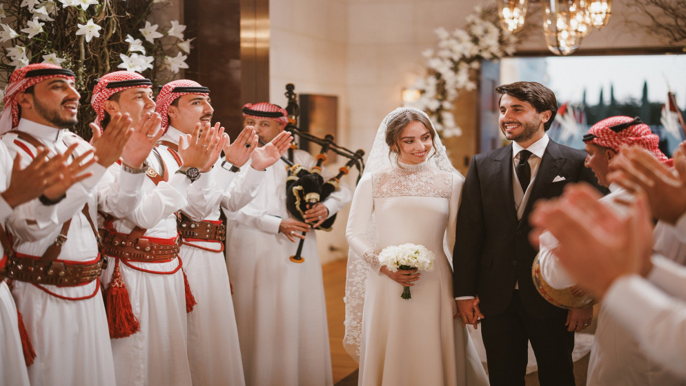 الملكة تنشر صورا لزفاف الأميرة إيمان وتوجه رسالة لها