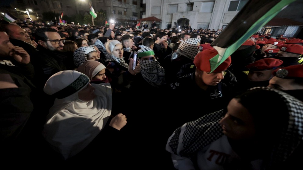 أردنيون يطالبون بوقف الإبادة الجماعية بحق الفلسطينيين خلال تظاهرة بمحيط